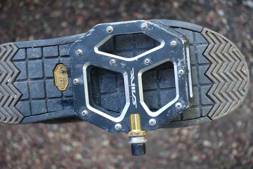 Review | Shimano goes for mega bearing durability with the tough-as Saint M828 flat pedals ...